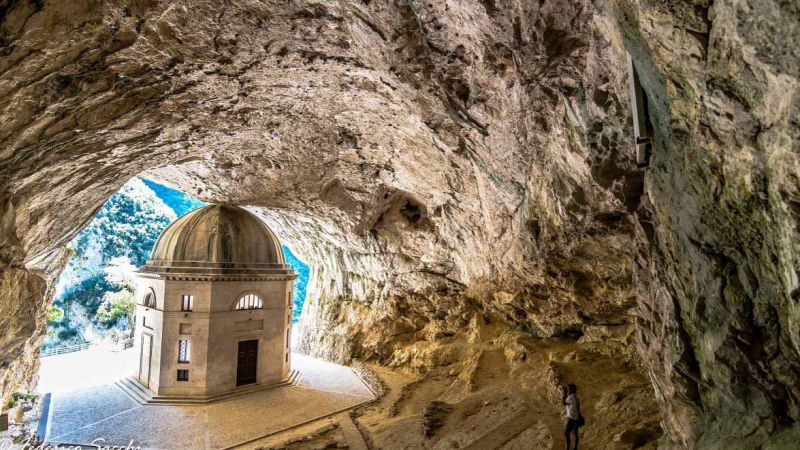 Il Tempio di Valadier: la chiesa incastonata nelle rocce delle Marche ...